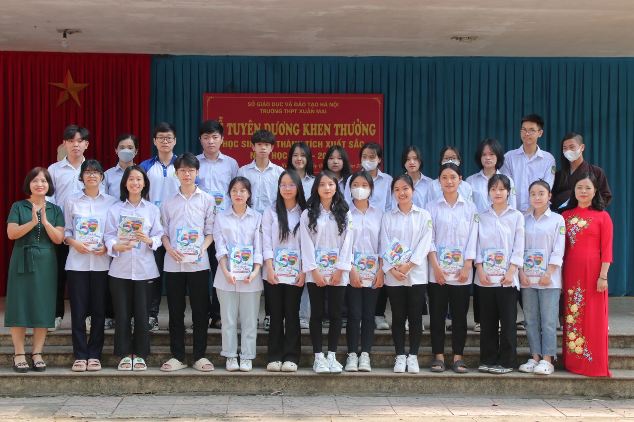 LỄ TUYỄN DƯƠNG KHEN THƯỞNG HỌC SINH CÓ THÀNH TÍCH XUẤT SẮC NĂM HỌC 2022-2023